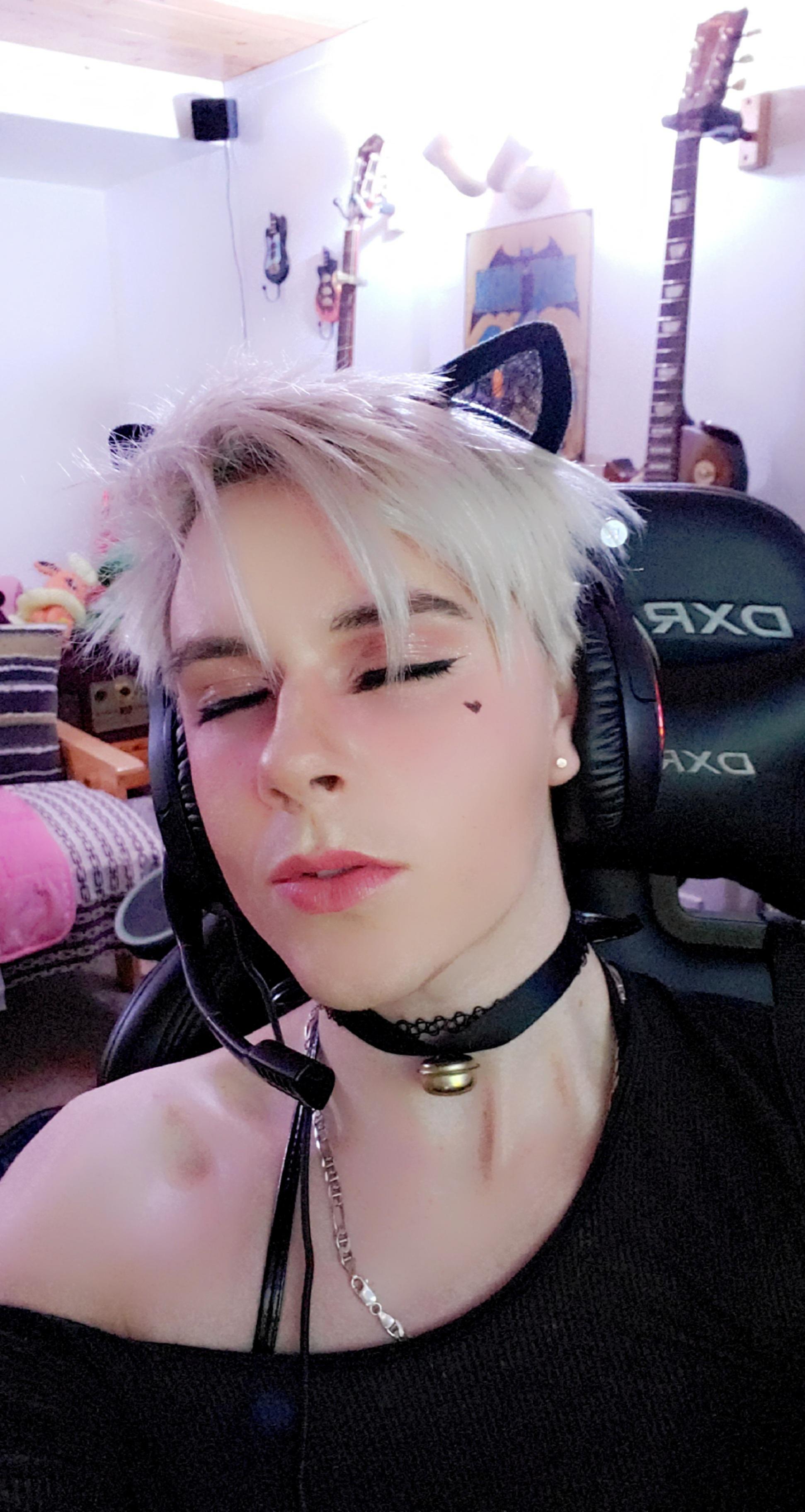 How's my makeup?💄💋 | Scrolller