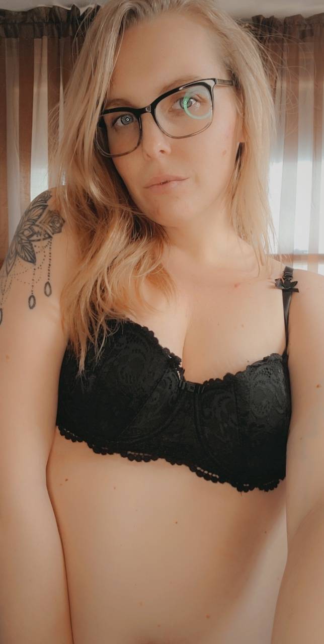 Hubby's gone for a while 😈 I'm feeling a bit naughty💦😜 | Scrolller