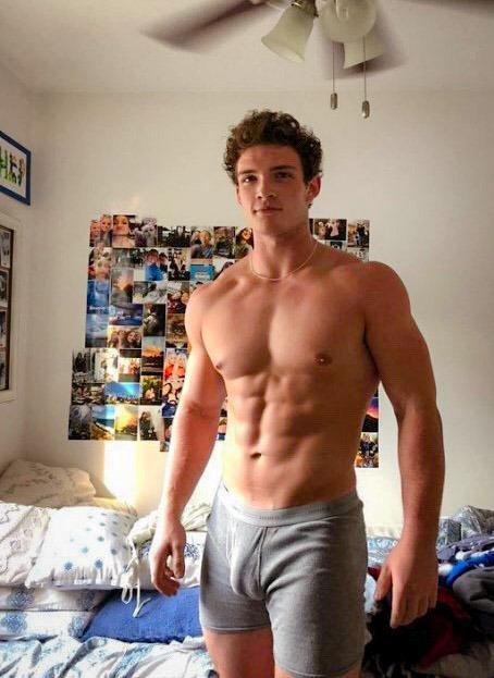 Hunk! 😍 | Scrolller