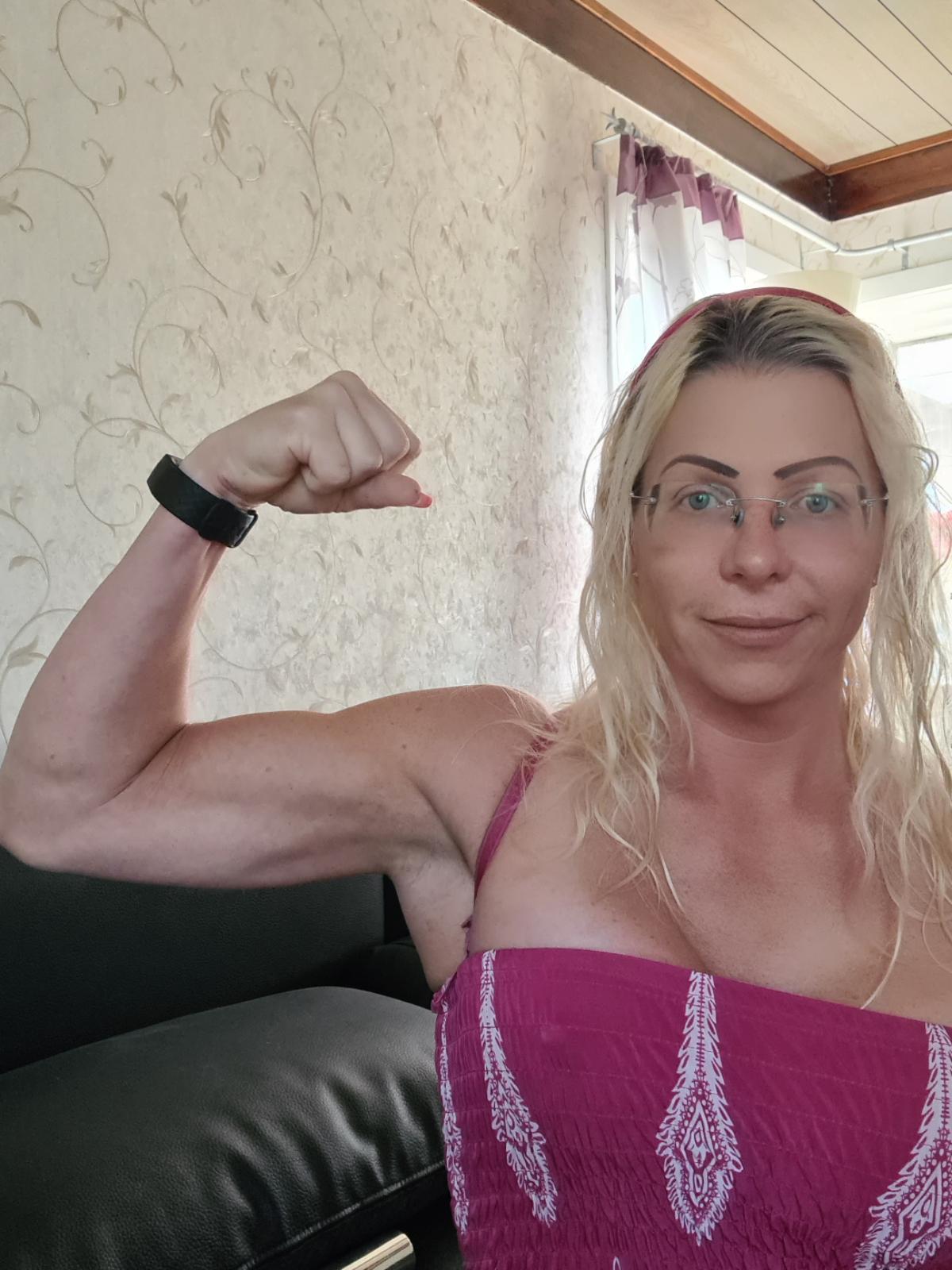 I am pretty proud of my arms and shoulders, almost as proud as of my calves. And my intense gaze ...