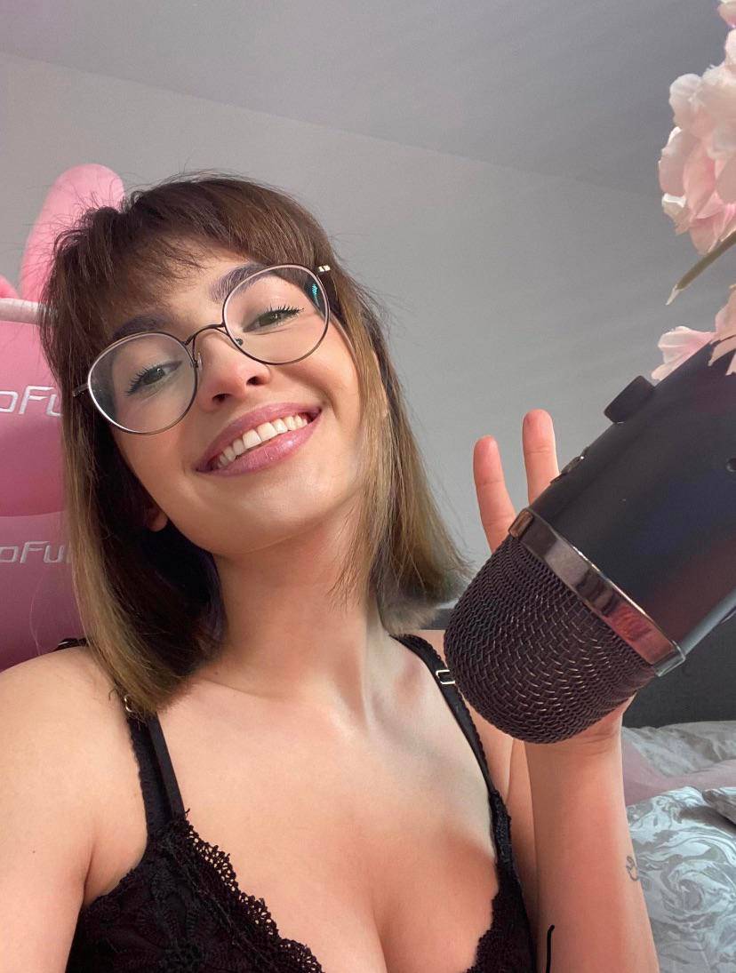 I can rp as a submissive slave Mia Dm me (or just have a bi sub chat) | Scrolller