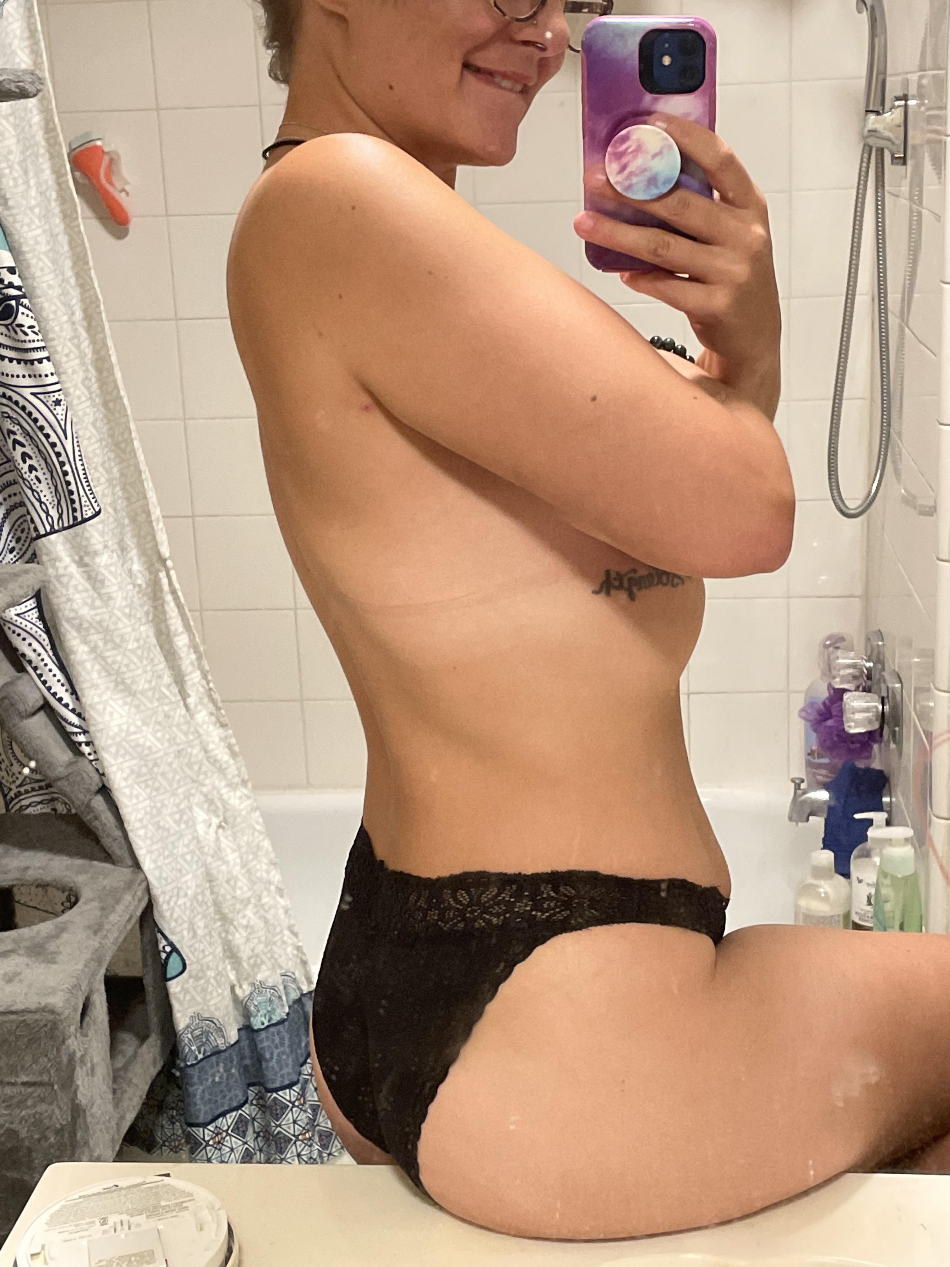 I don’t know what to do with my arms | Scrolller