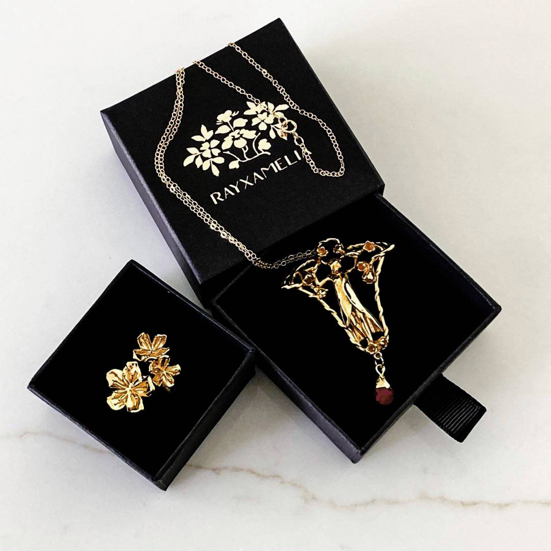 I finally have logo boxes for my jewelry!! New year! New milestones! | Scrolller