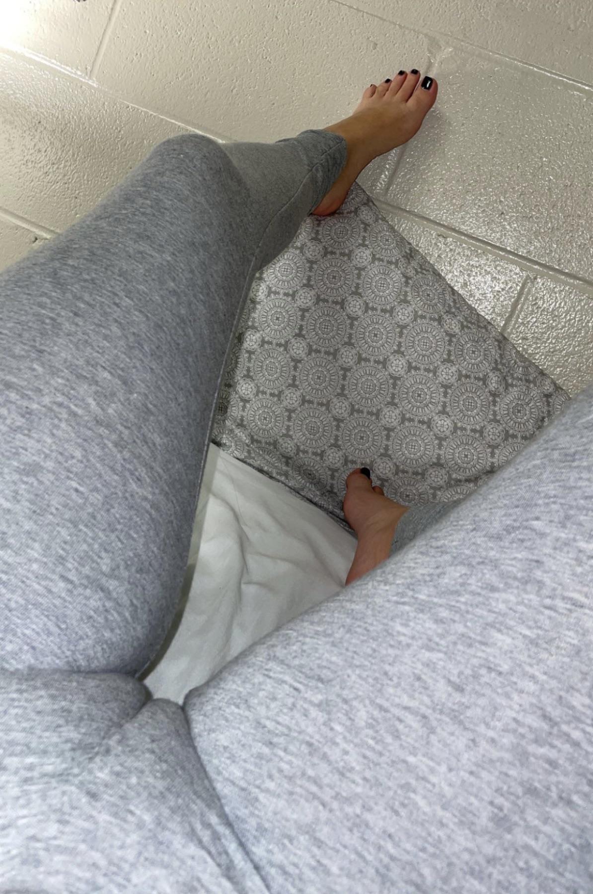 I get soooo lonely in my dorm. | Scrolller