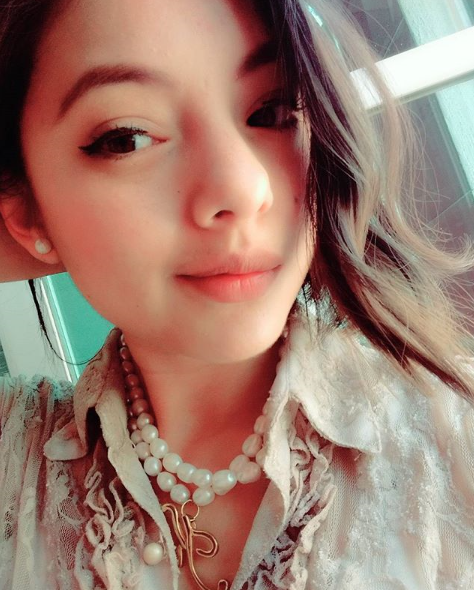 I have a new necklace. | Scrolller