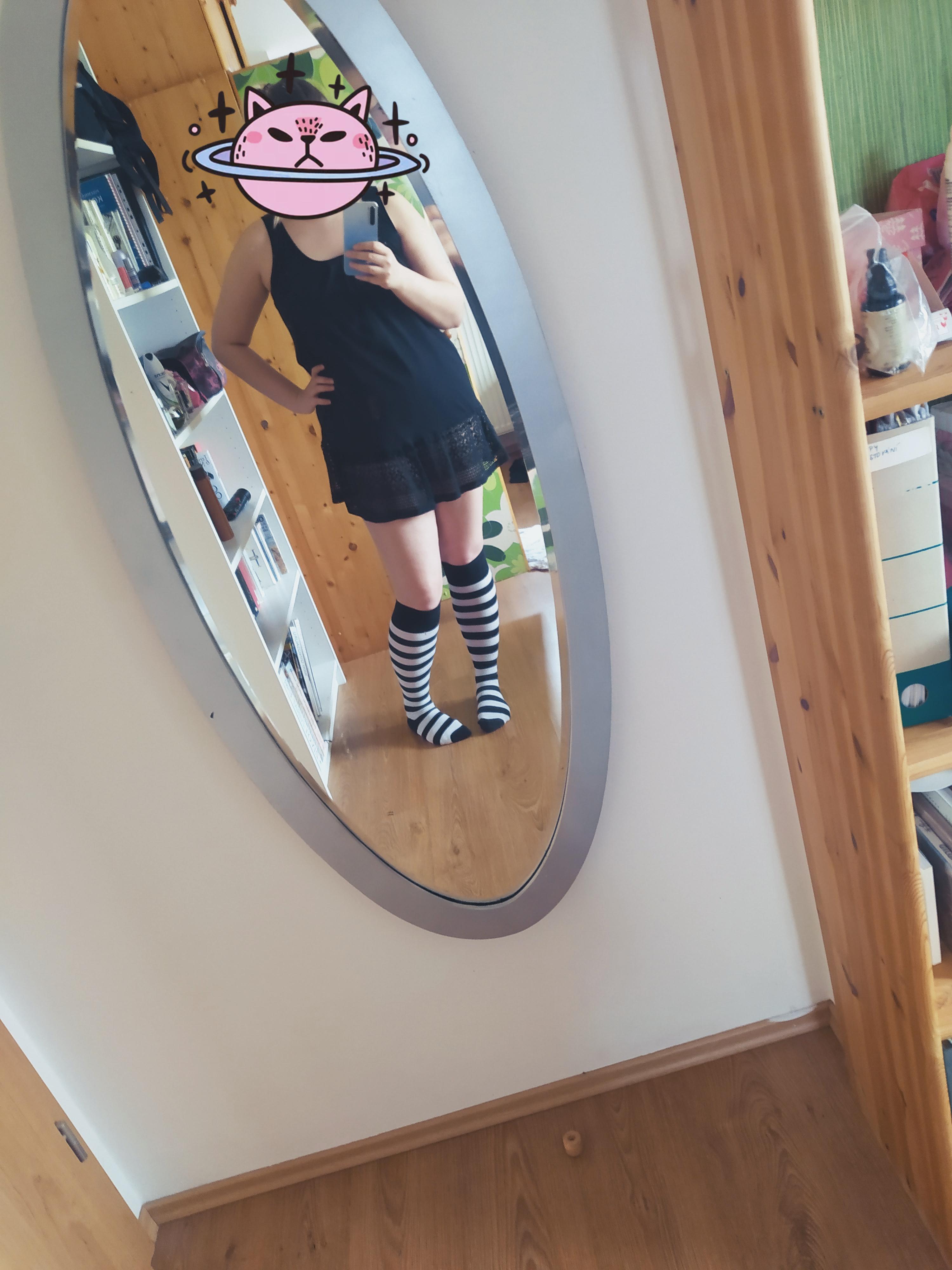 I hope someone lifts my dress in dark alley and uses all my holes 🥰 | Scrolller