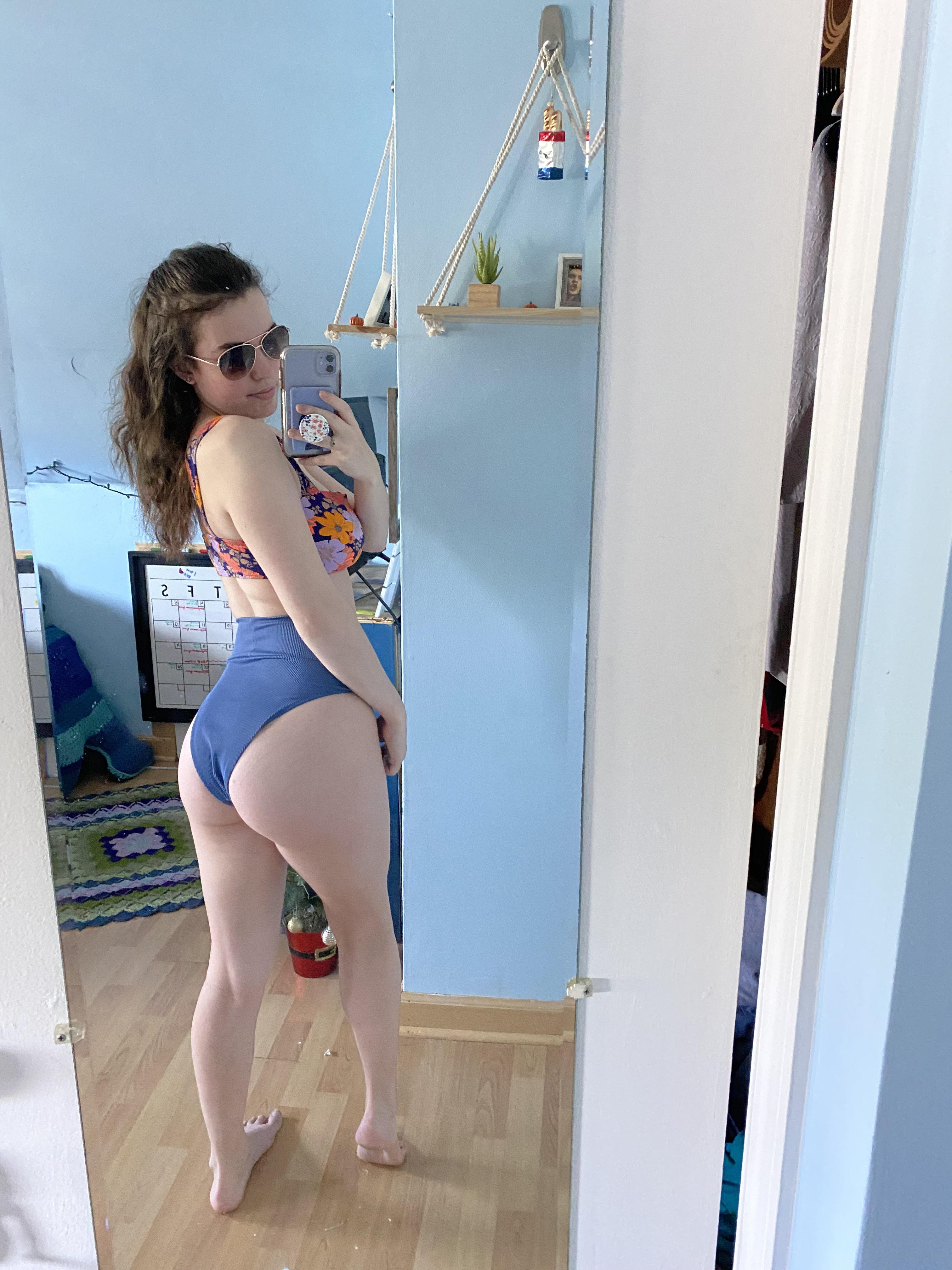 i hope you like college girls with their asses out😉 | Scrolller