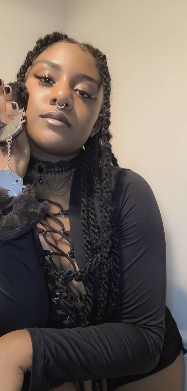 I like my slaves in handcuffs🖤 | Scrolller