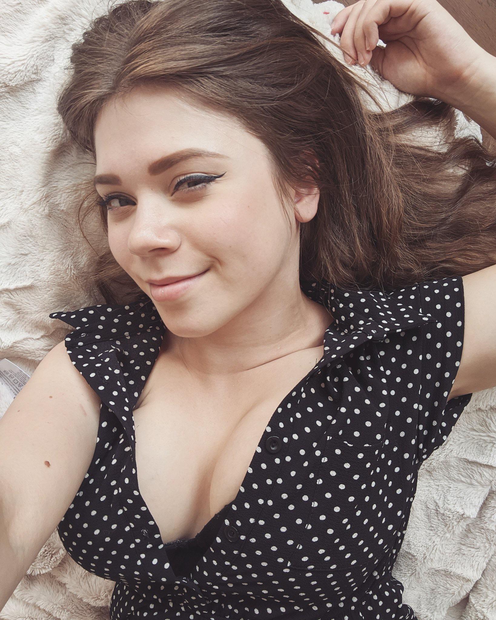 I Love Her Tits Scrolller