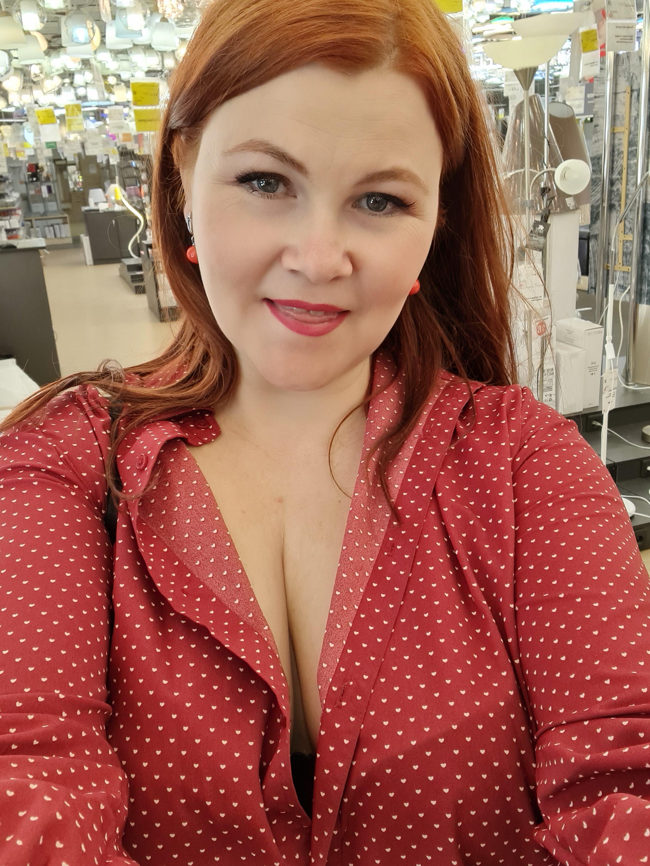 I love it when guys looking in to my clevage:)) | Scrolller