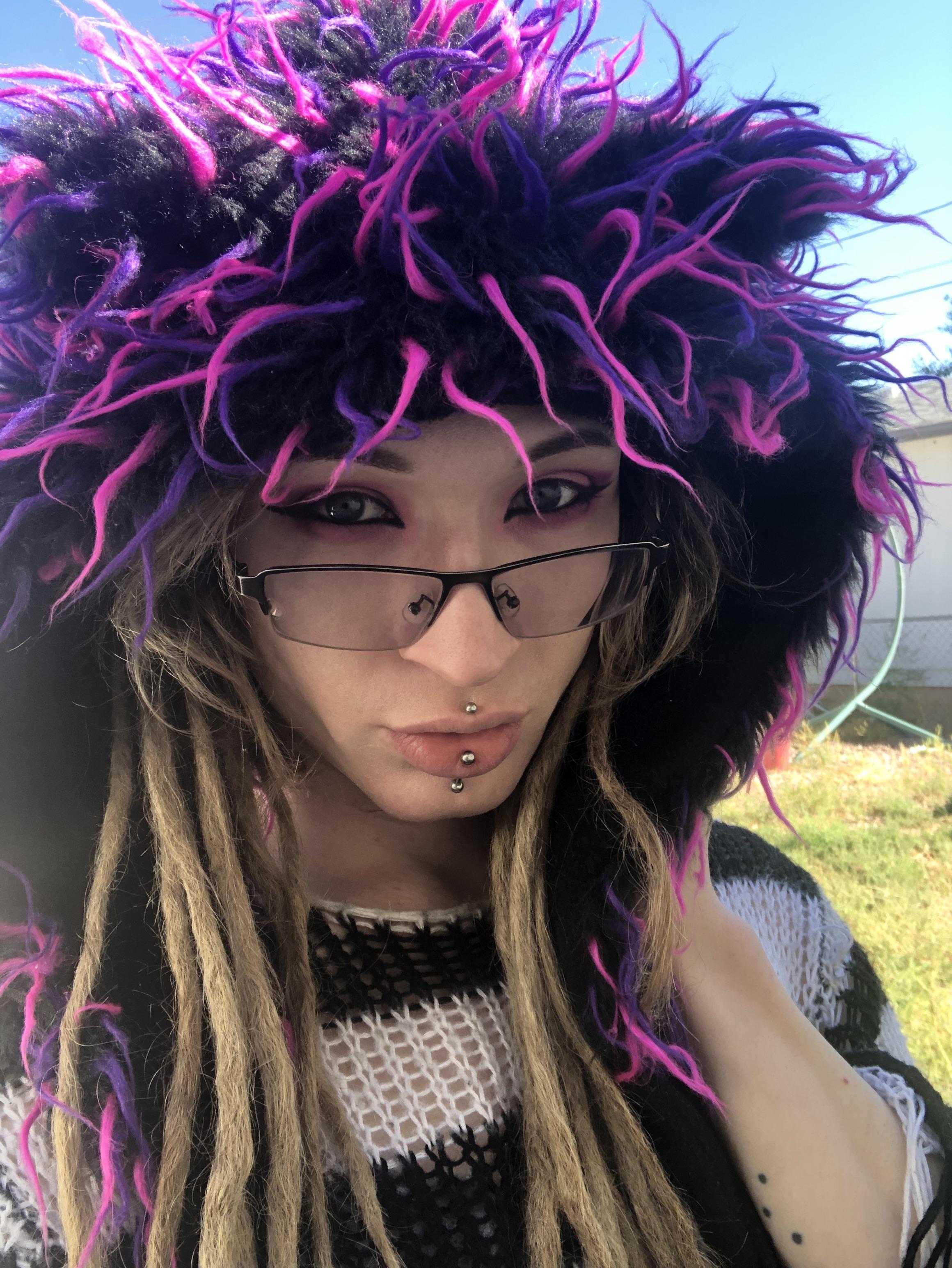 I love my big hat | Scrolller