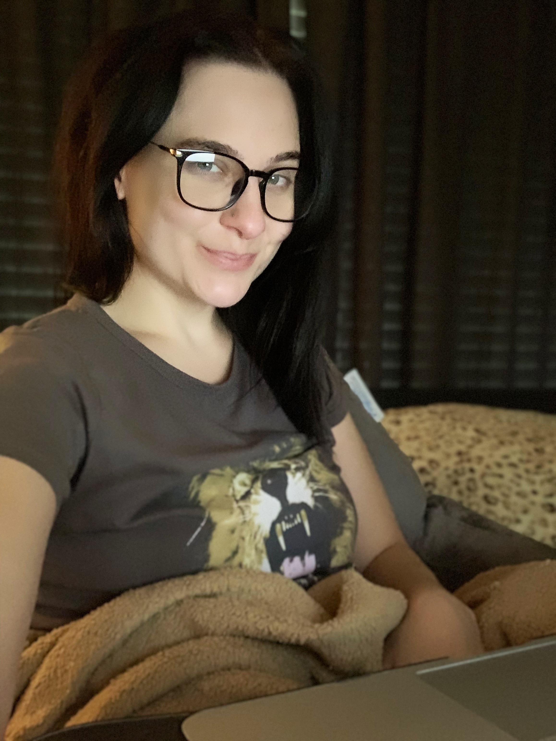 I love studying in bed 🥰 | Scrolller