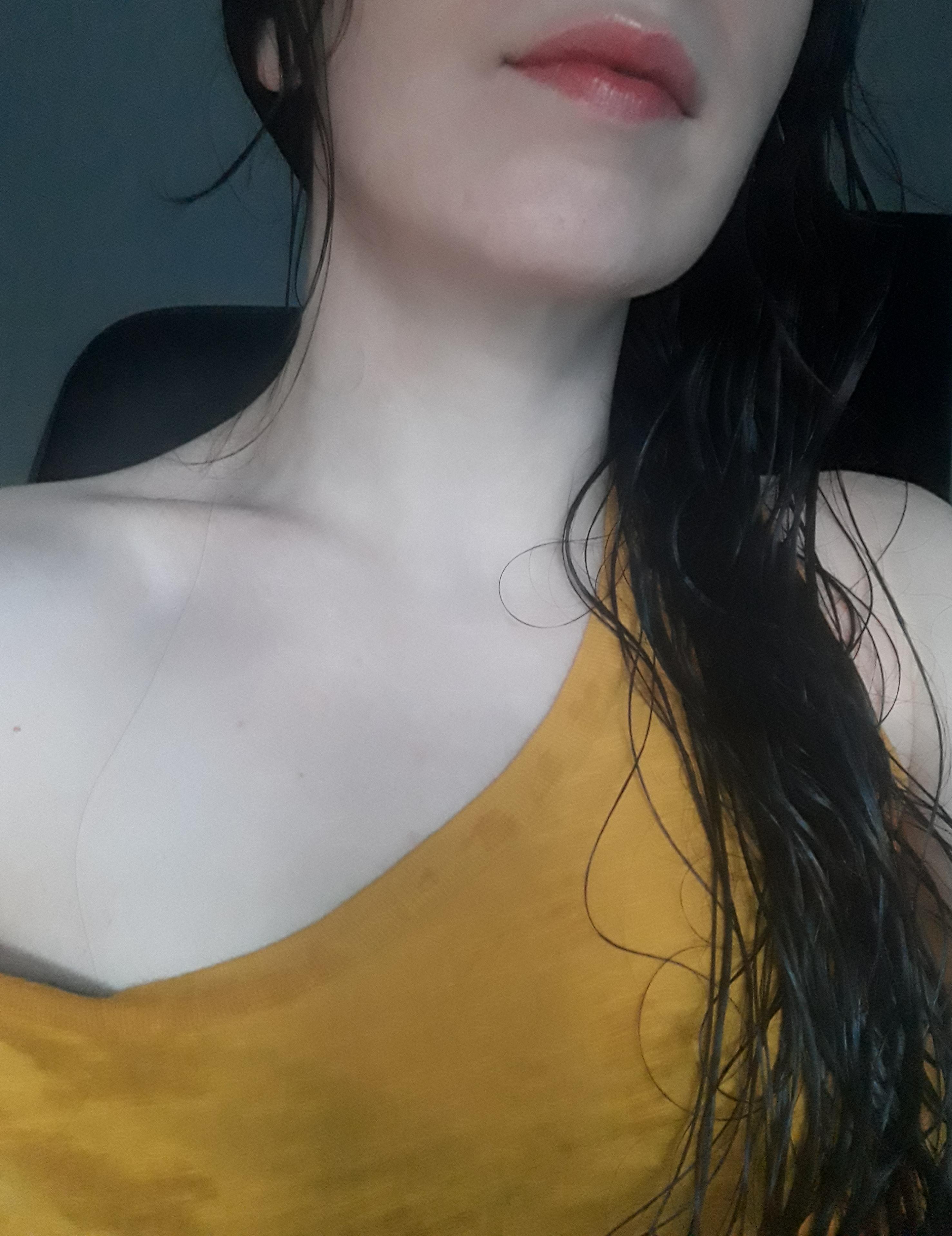 Here is a freshly showered collarbone 😋 | Scrolller