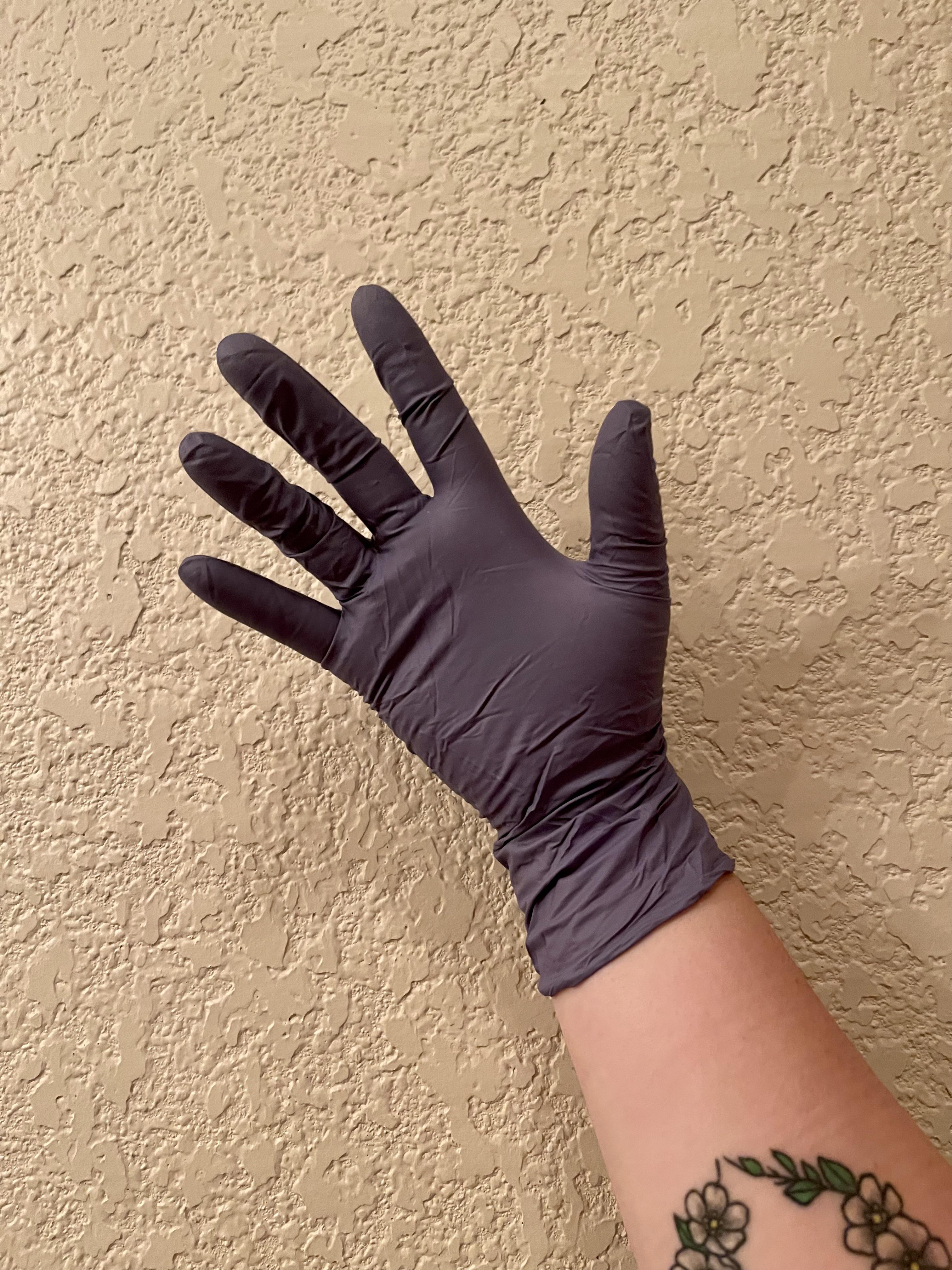 I love tight gloves 🧤 | Scrolller