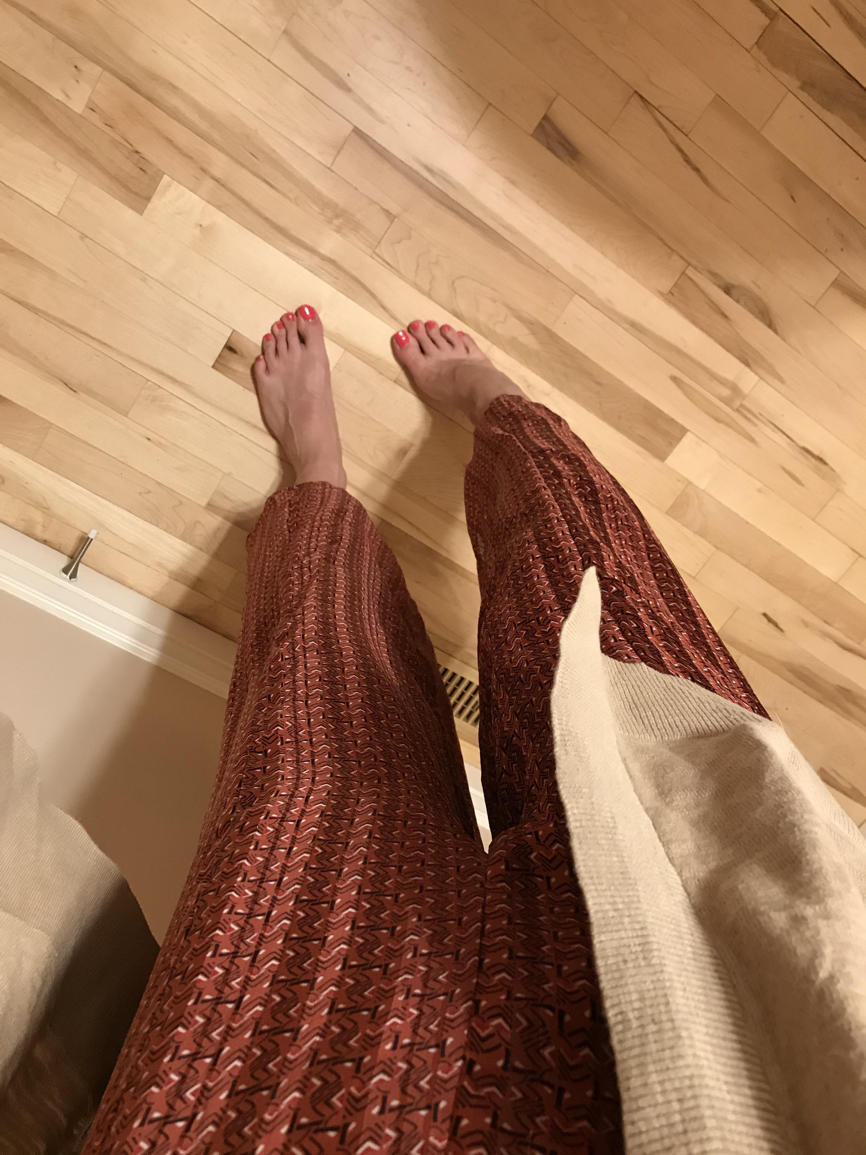 I love walking barefoot 😘 | Scrolller