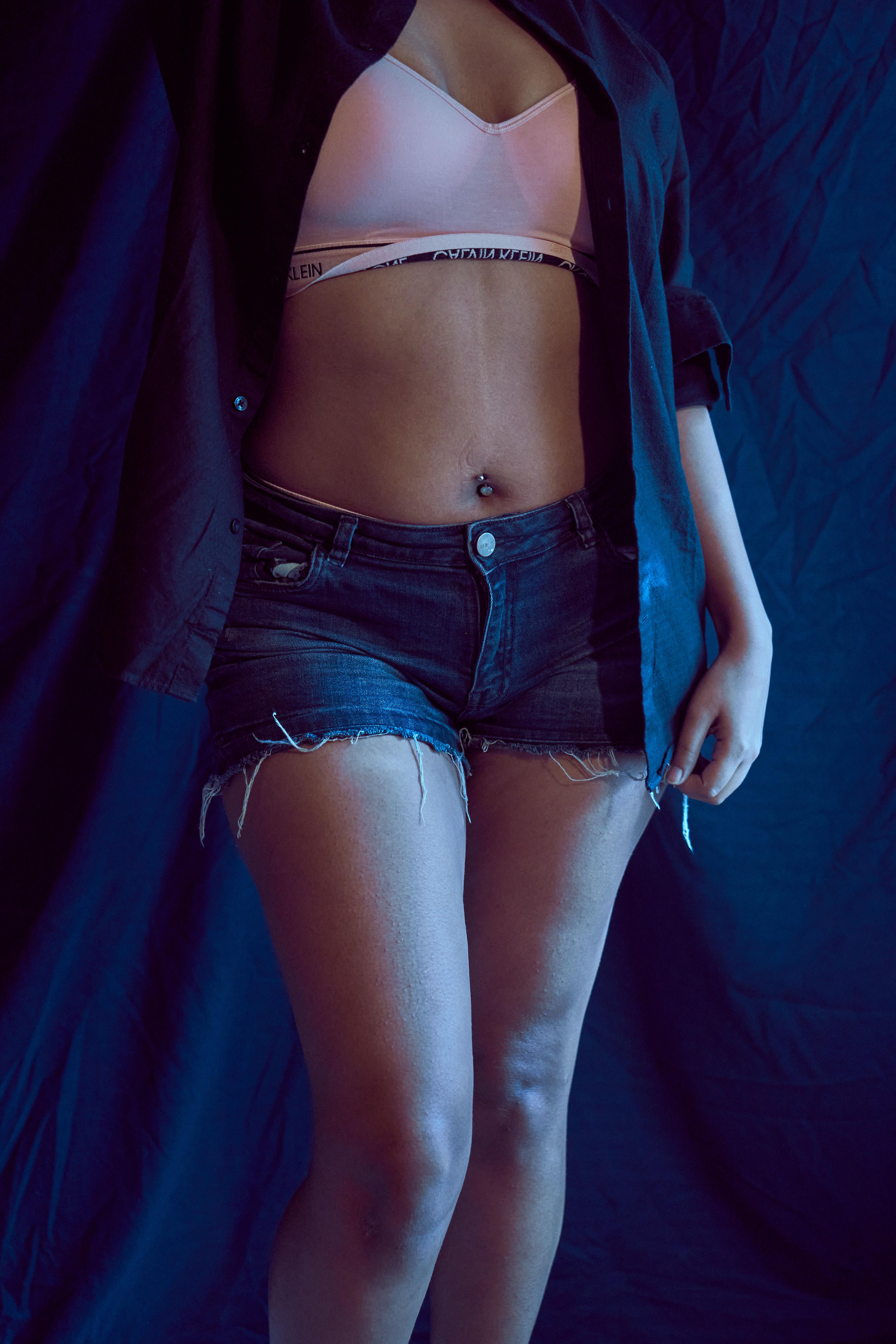 I’m tiny with huge assets 💕 | Scrolller