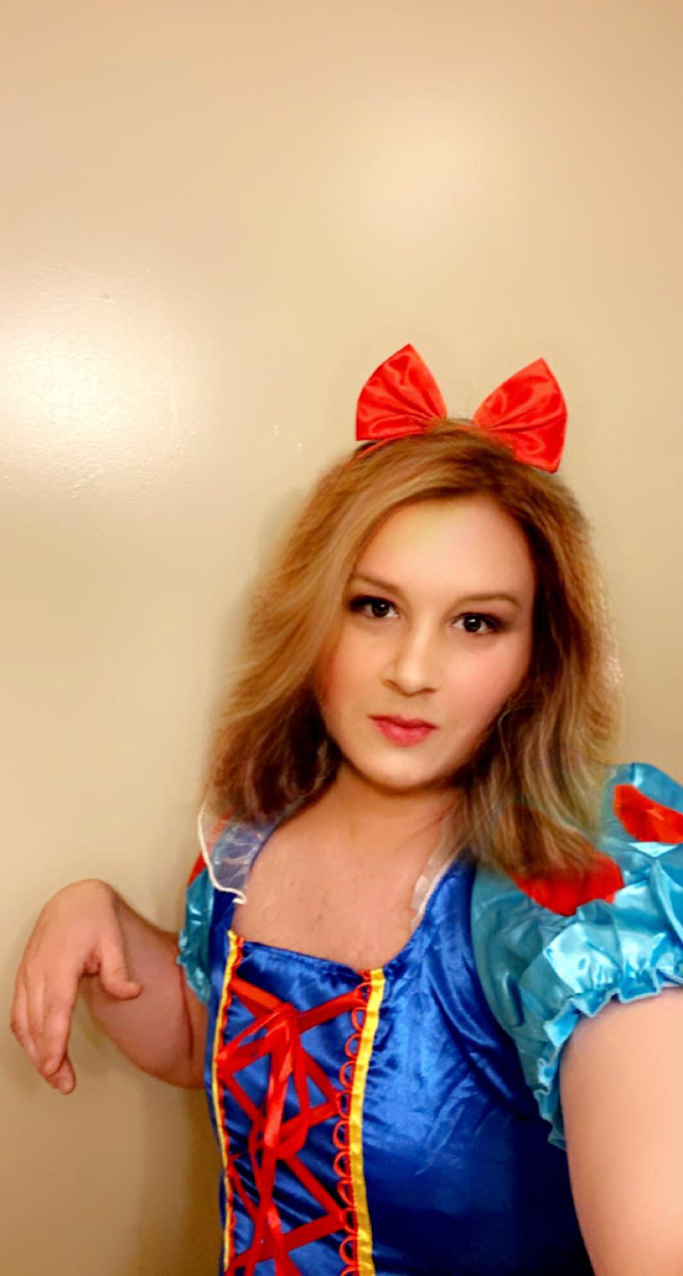 Help I need a strong handsome prince to save me. 🥺👉🏻👈🏻 | Scrolller