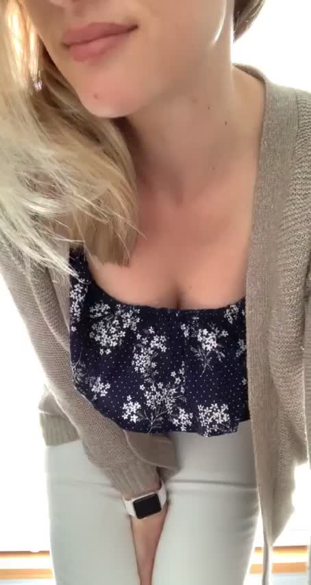 I’m totally that crush-worthy milf next door...(37). | Scrolller