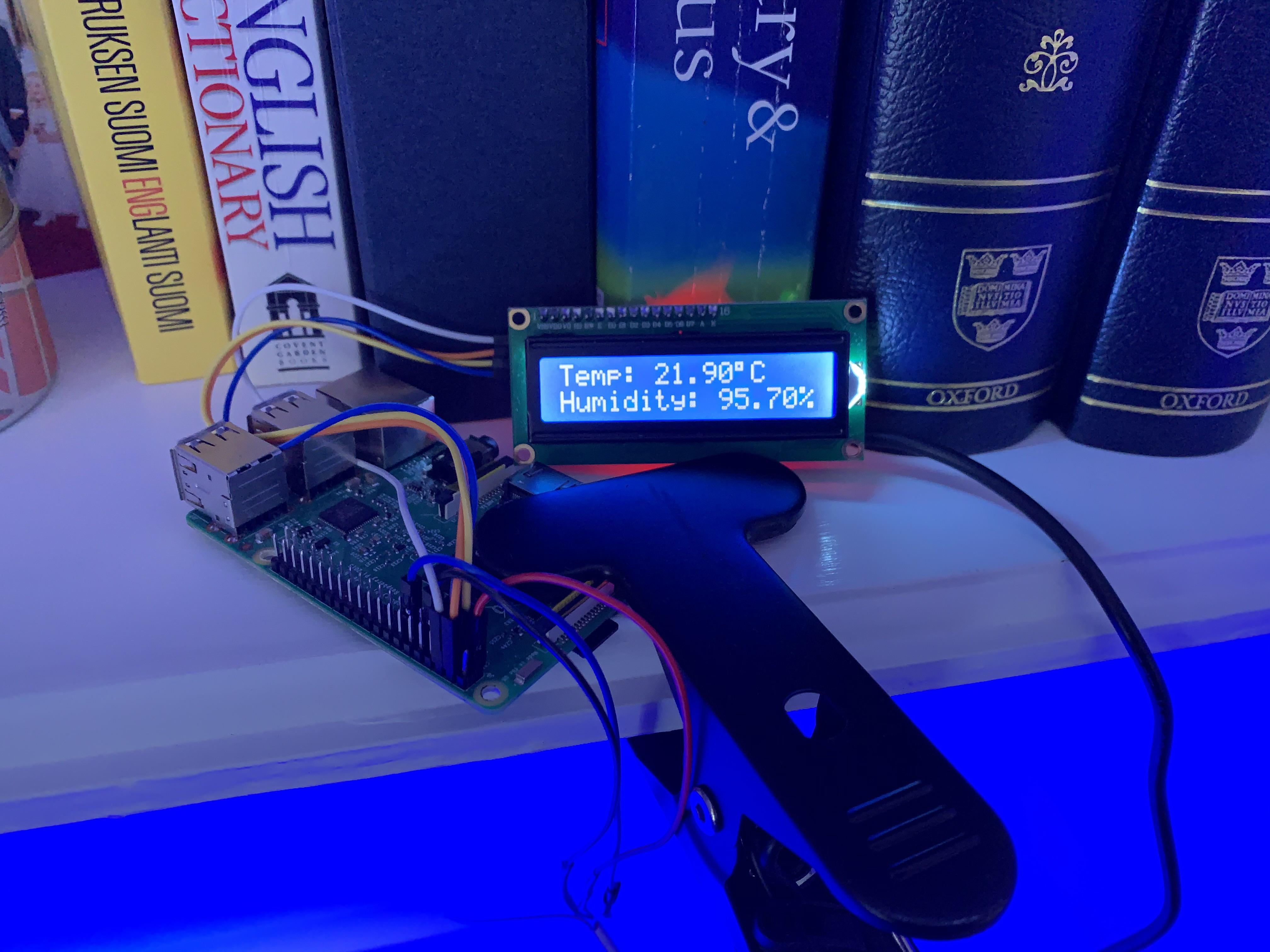 I made a thing: Raspberry pi 3B+, DHT22 temp & humidity sensor ...