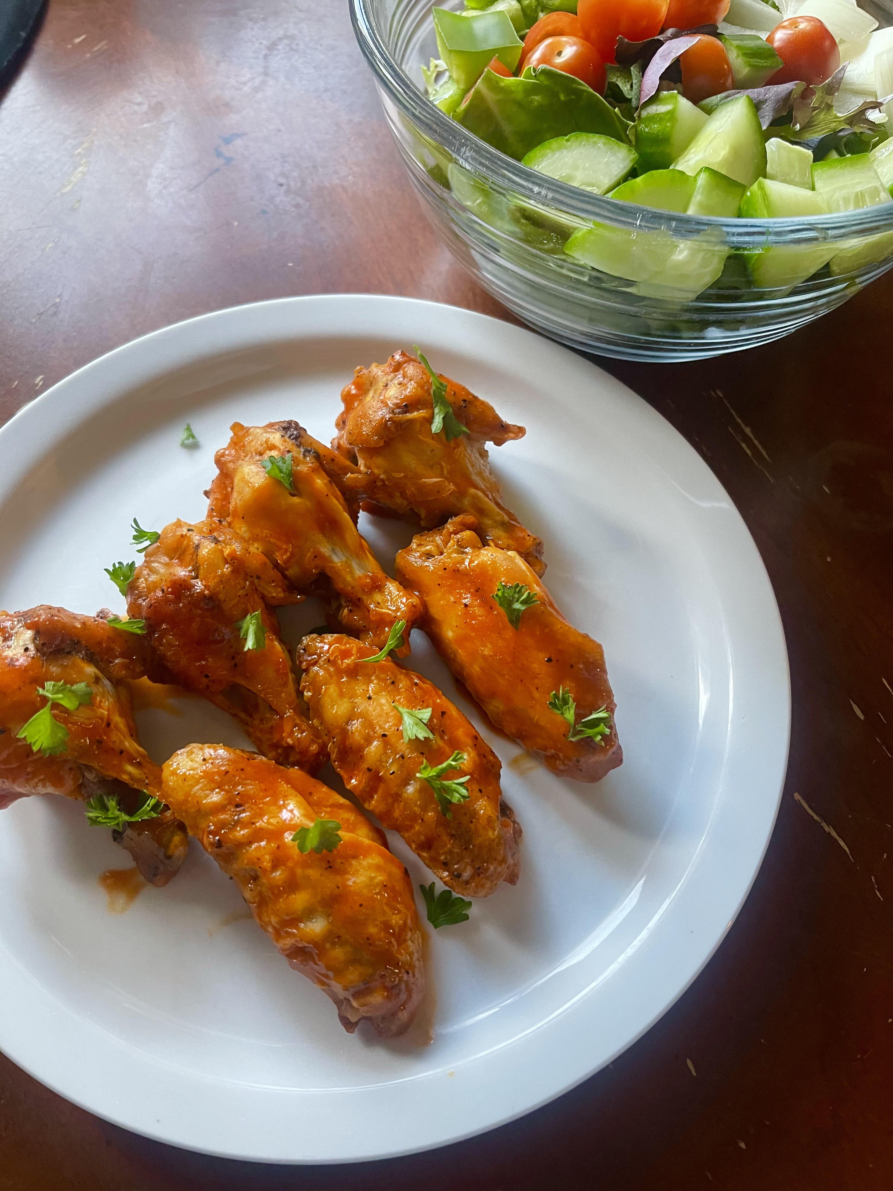 (i made) buffalo wings & salad! mmm | Scrolller