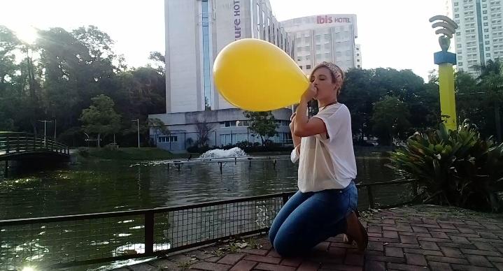 I really enjoy playing with my balloons outside | Scrolller