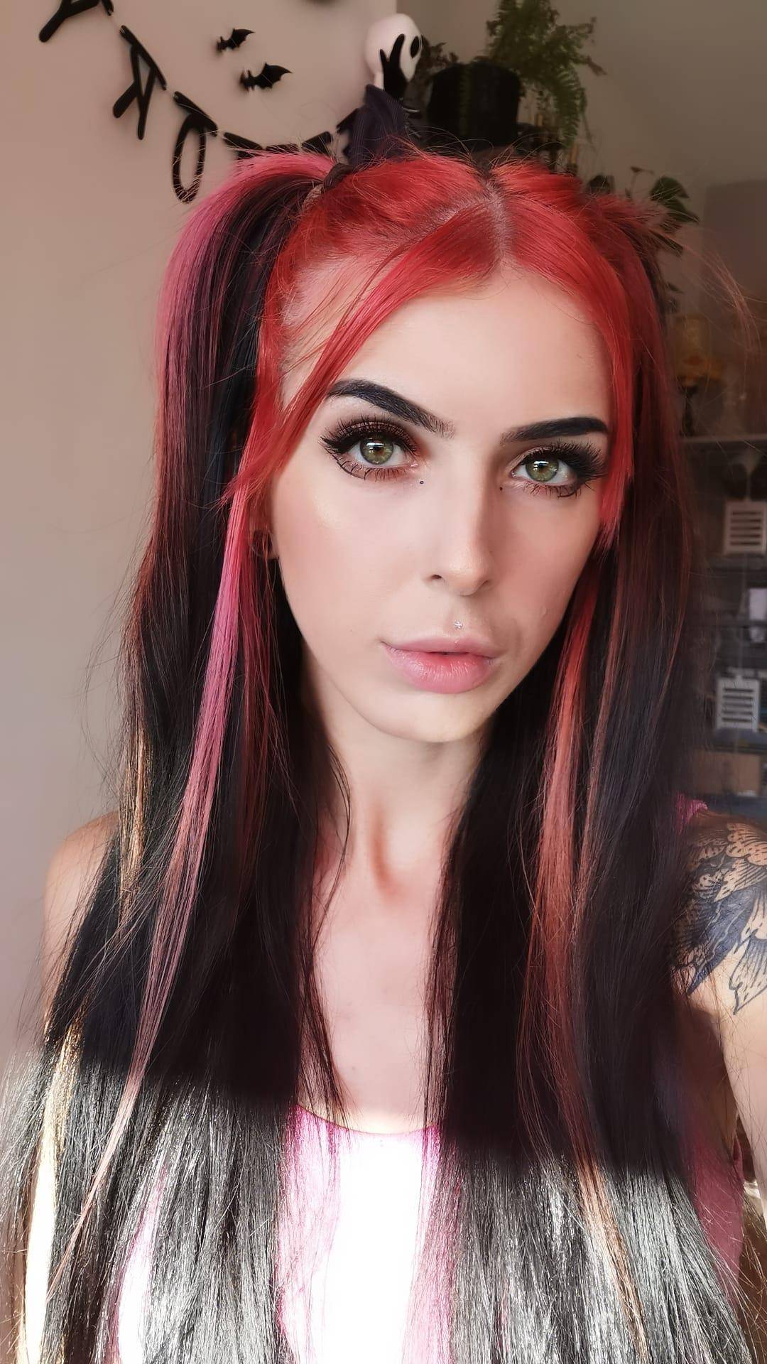 I think my pink hair enhances my green eyes! 💚💖 | Scrolller