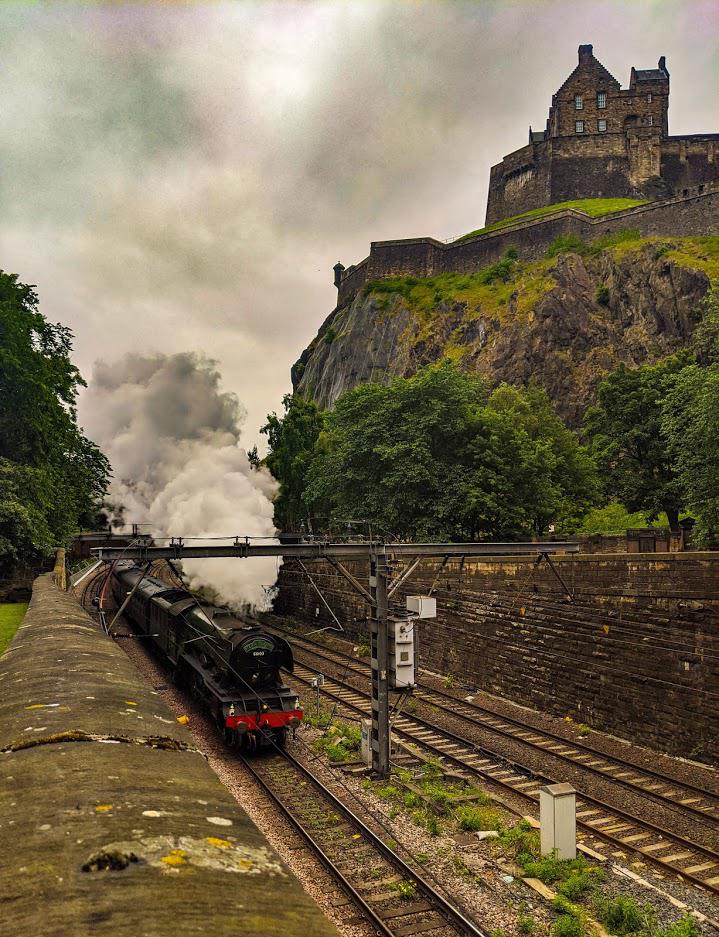 I took this photo of Flying Scotsman leaving Edinburgh the other night | Scrolller