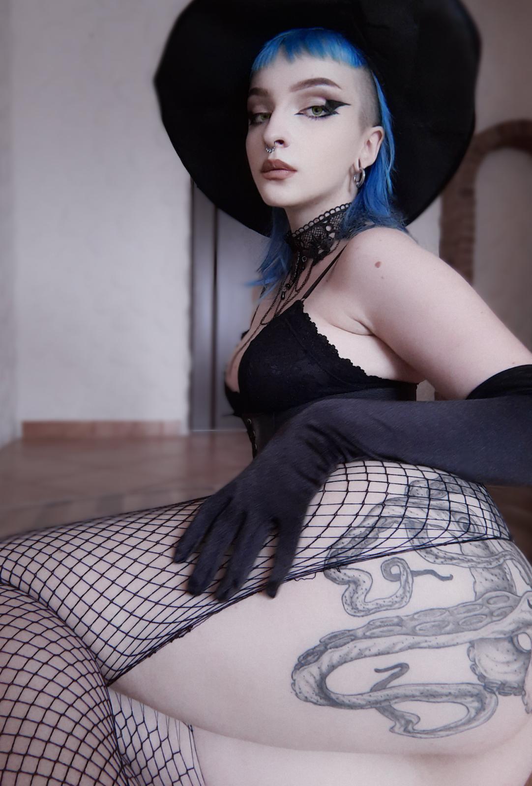 I wanna be your distraction 🦇 | Scrolller