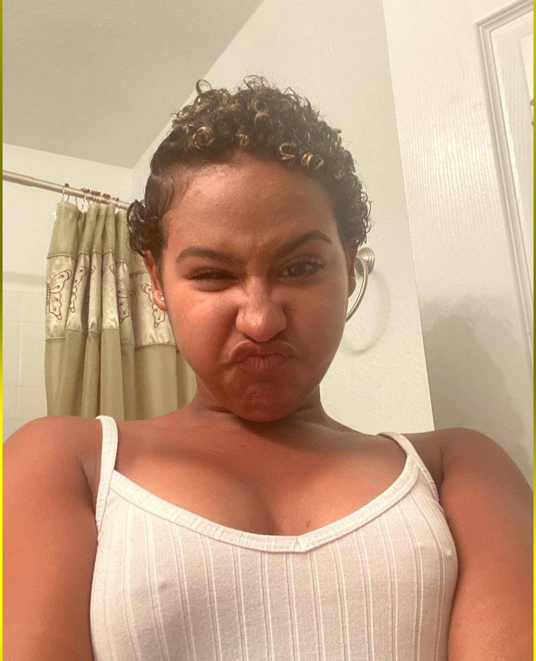 I want to nut all over her slutty face | Scrolller