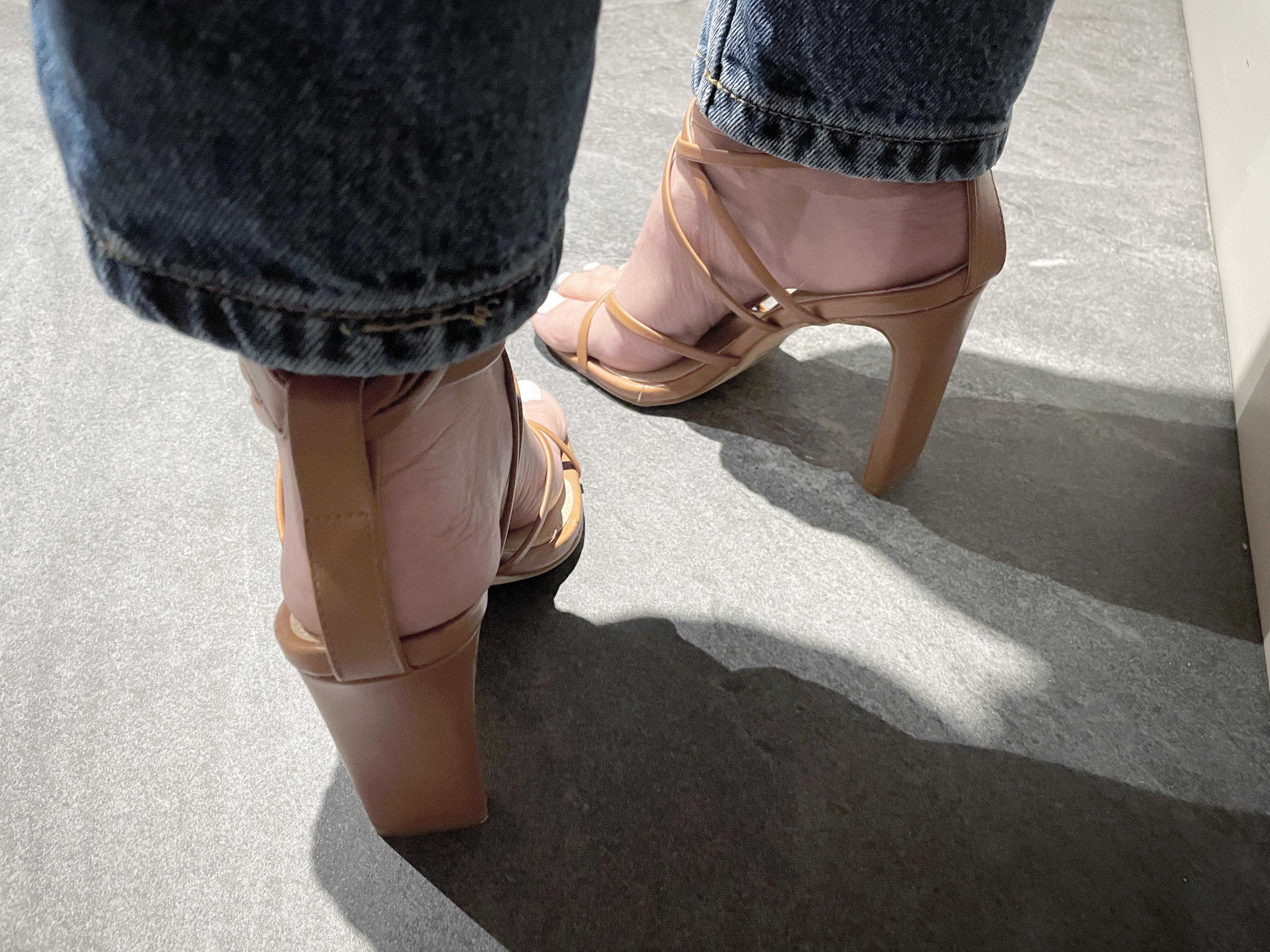 I want your tongue running along my arch. | Scrolller