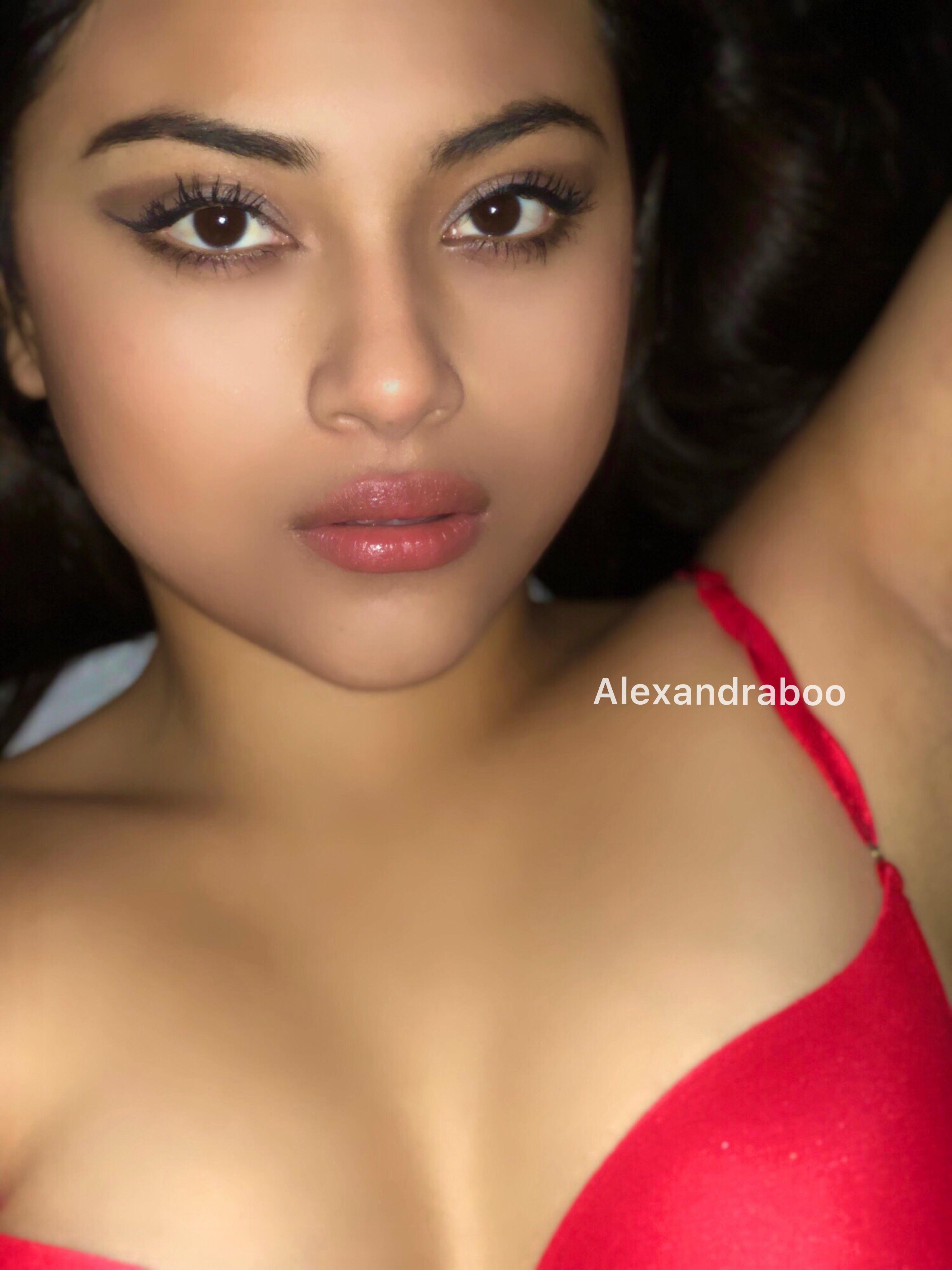 Am I hot?👅 | Scrolller