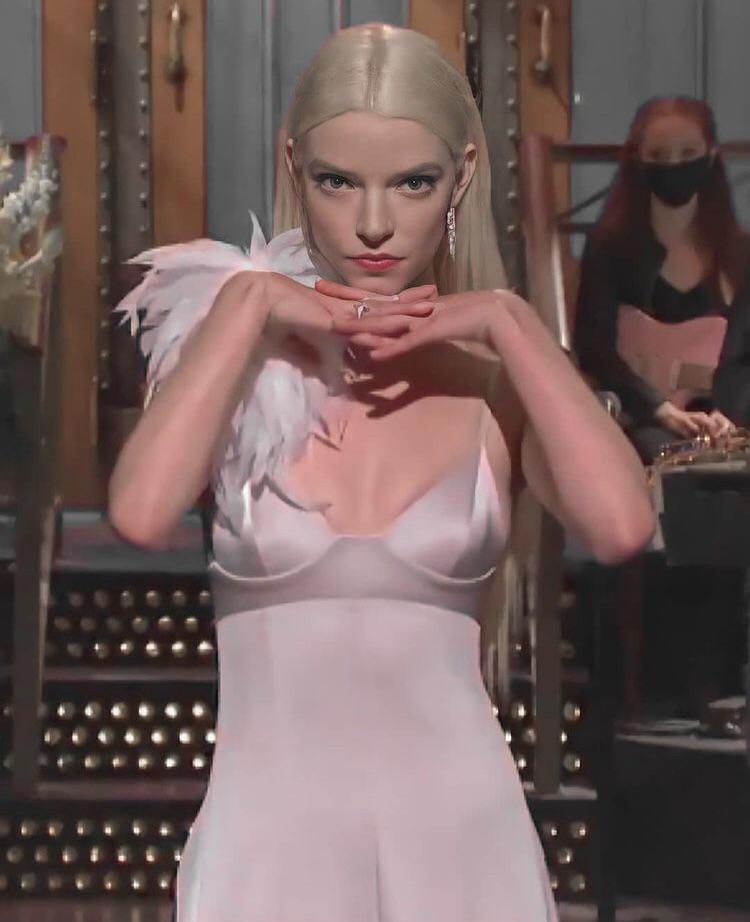 Iconic pose | Scrolller