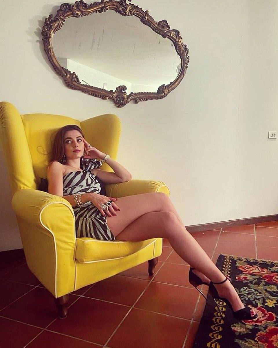 Il buongiorno della dea Nali con le sue gambe spaziali ♥️ | Scrolller