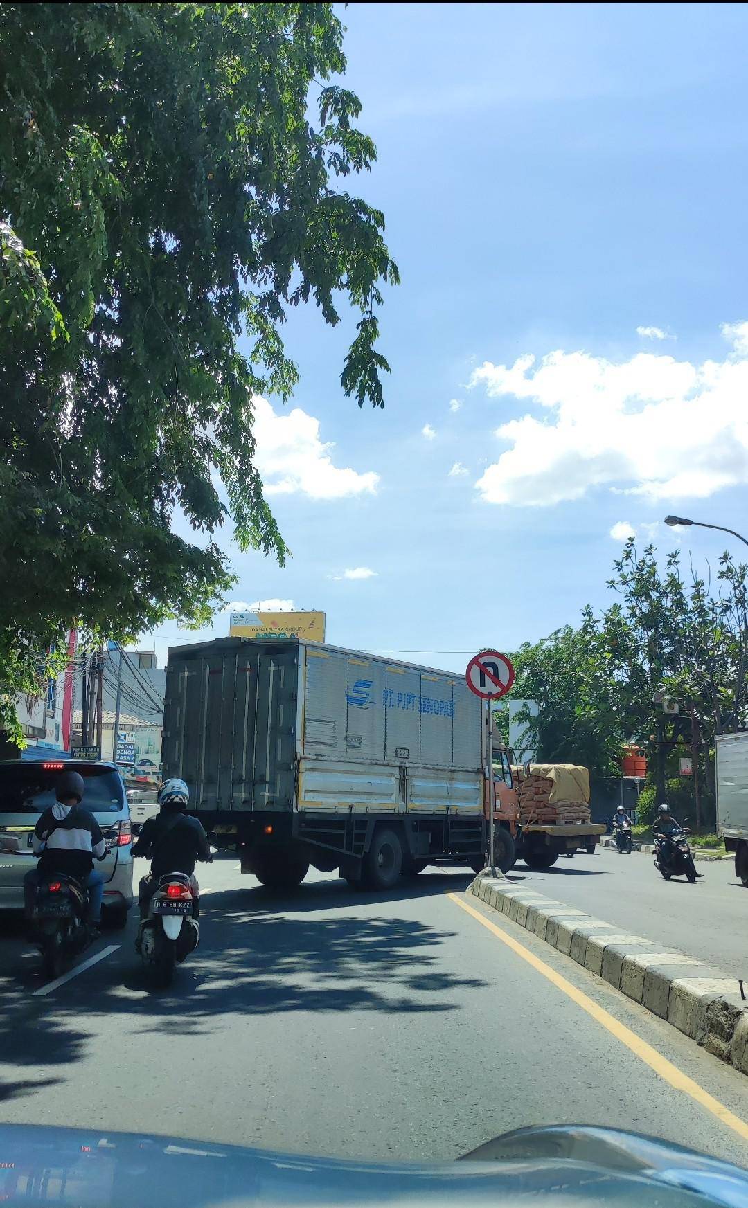 I'll just turn my huge ass lorry here | Scrolller