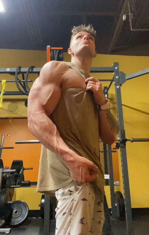 Tall Jacked Hunk | Scrolller