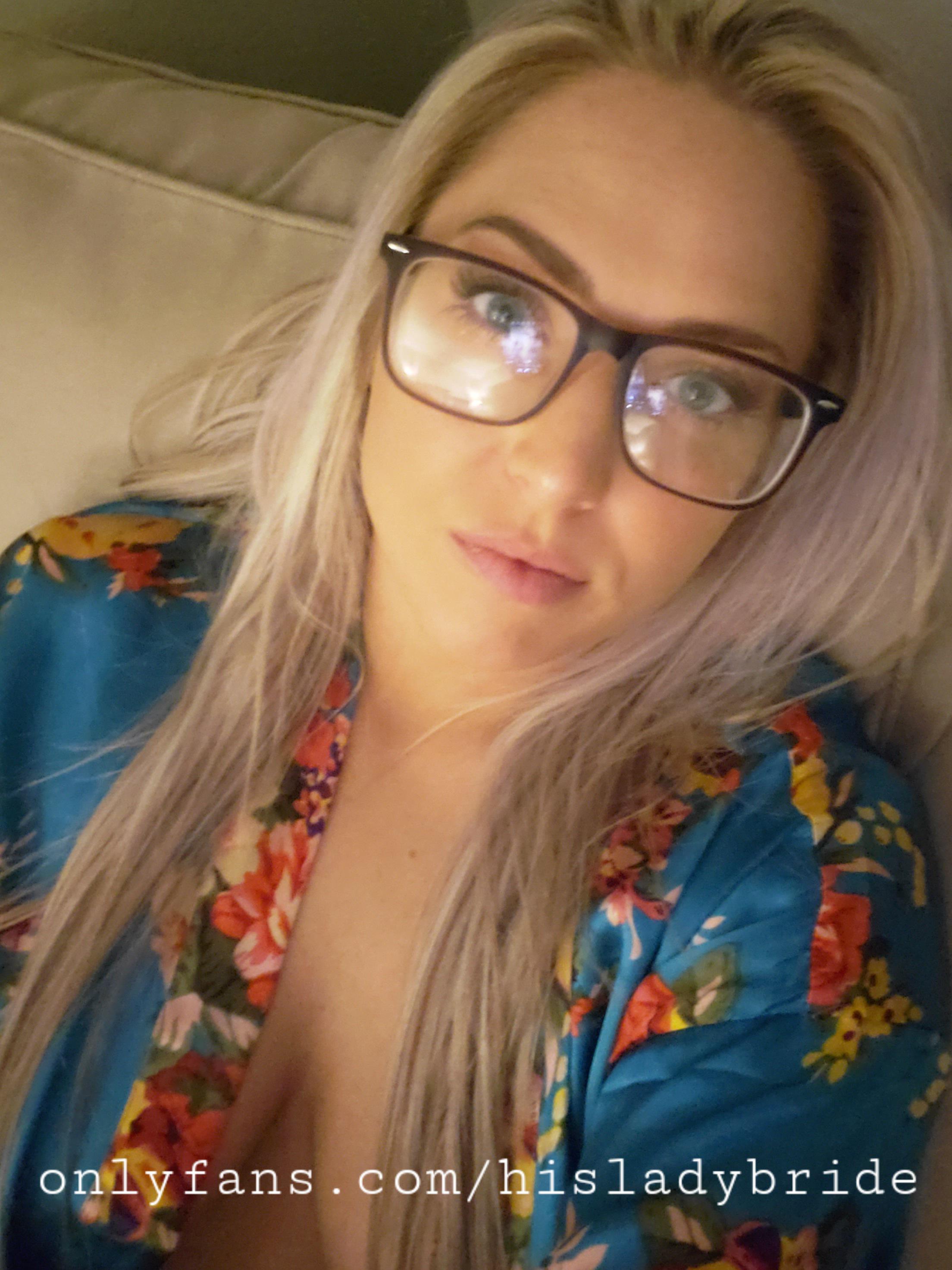 I'm so ready for the weekend, who's gonna give me company on my OnlyFans this weekend? 😘 | Scrolller