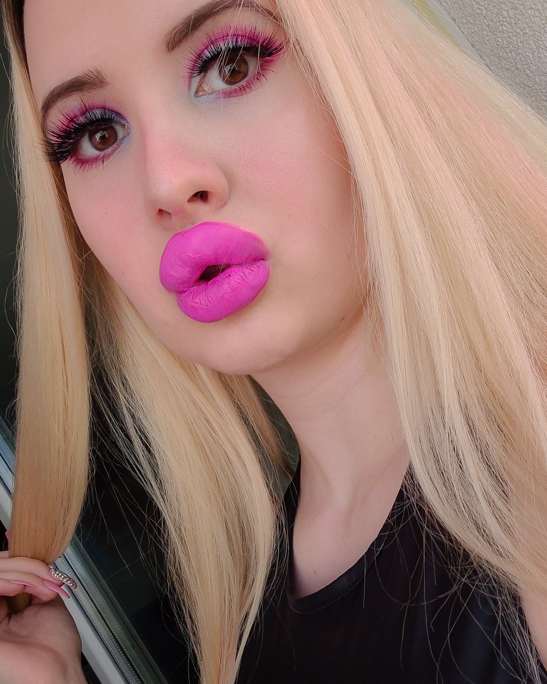 Im Your Bimbo Girl 😍 Scrolller