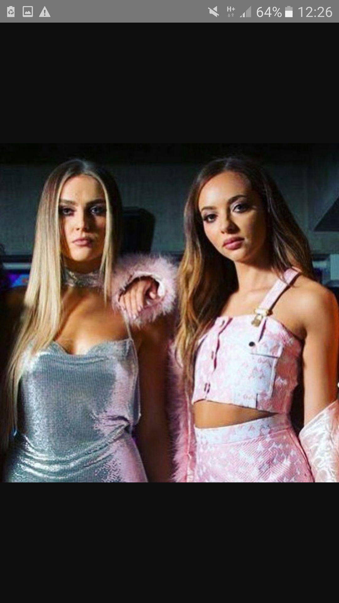 Imagine a threesome with these two goddesses | Scrolller