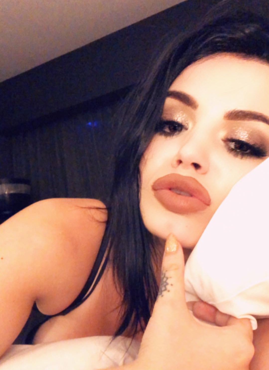 Imagine paige as your gf/wife...keeping her to yourself or sharing her?? Any other kinks ...