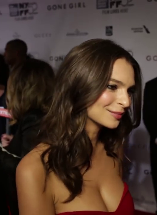 Insane cleavage | Scrolller