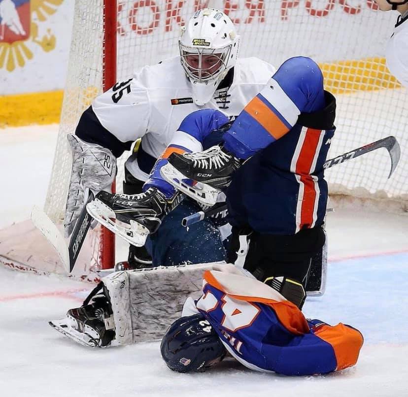 Interesting goalie screening tactic in a hockey game | Scrolller