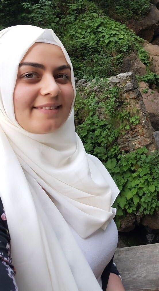 Is she considered hot or average? Be honest | Scrolller