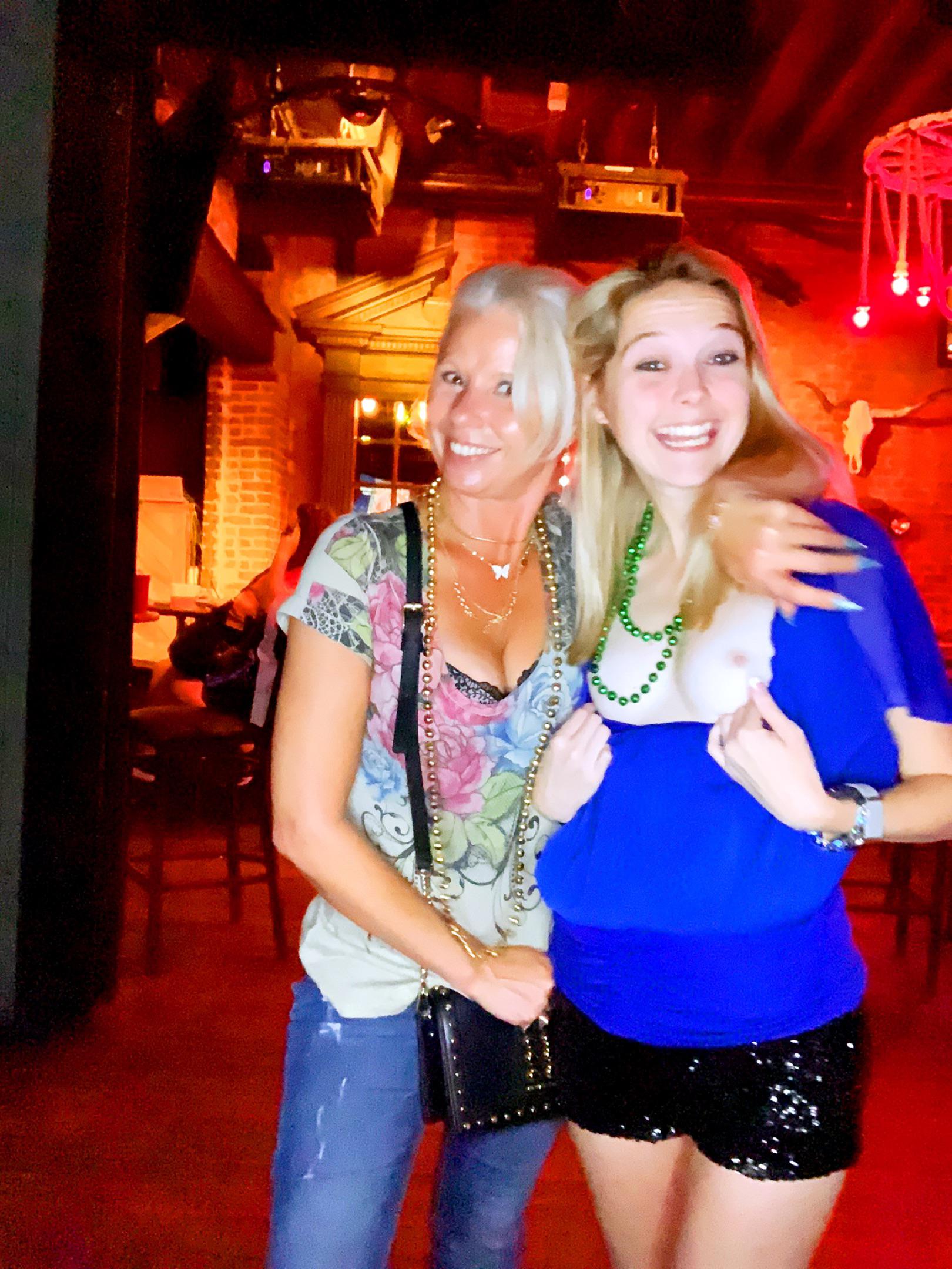 Is That Her Mom Scrolller