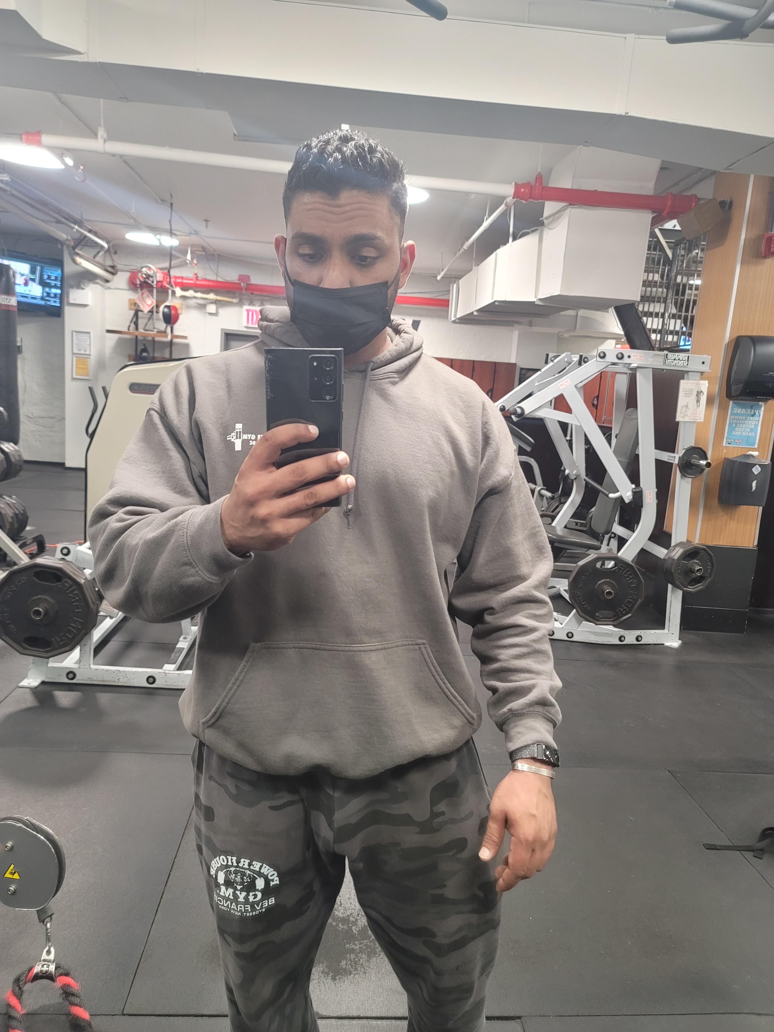 Is this a noticeable enough bulge for the gym?? | Scrolller