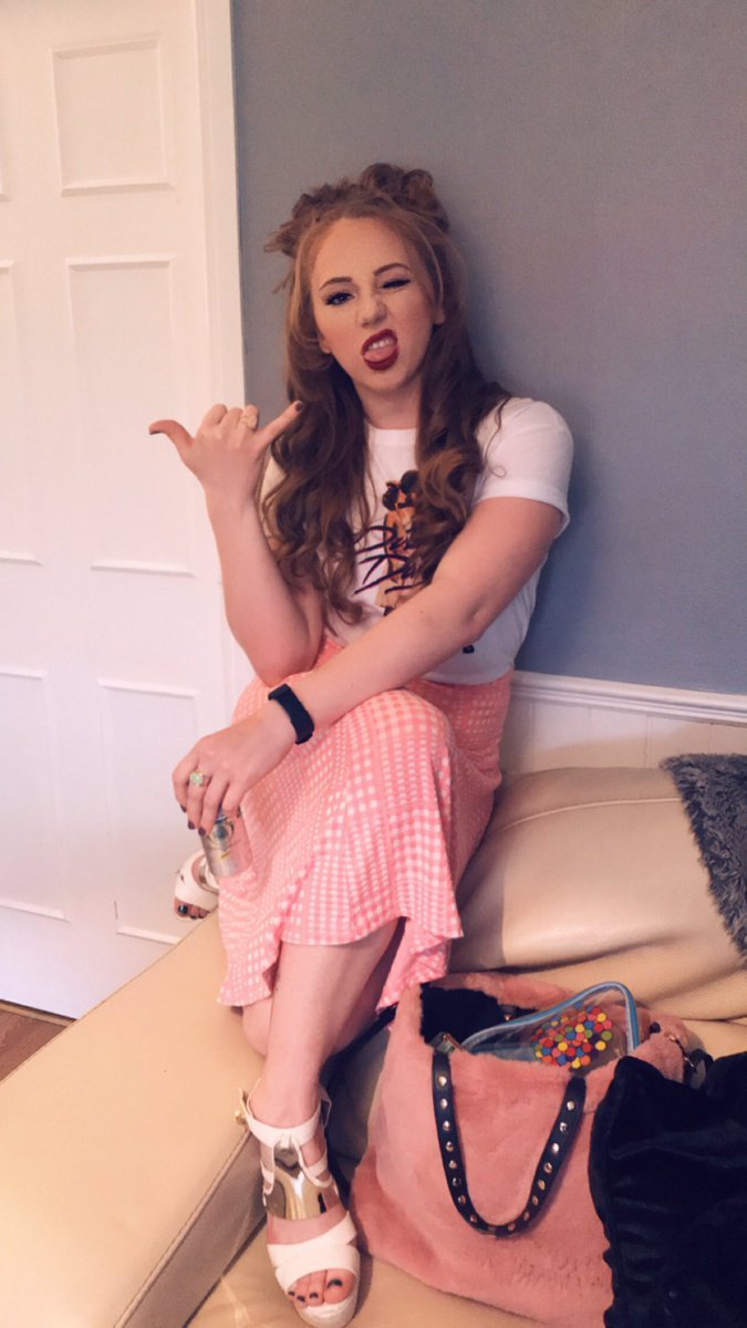 Isla Dawn | Scrolller