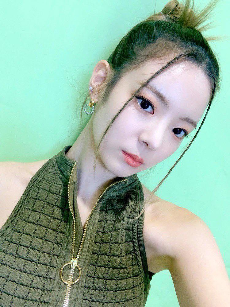 Itzy Lia Scrolller