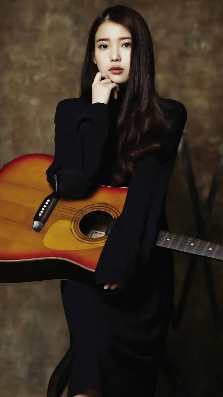 IU Lee Ji Eun [Guitar Friday] | Scrolller