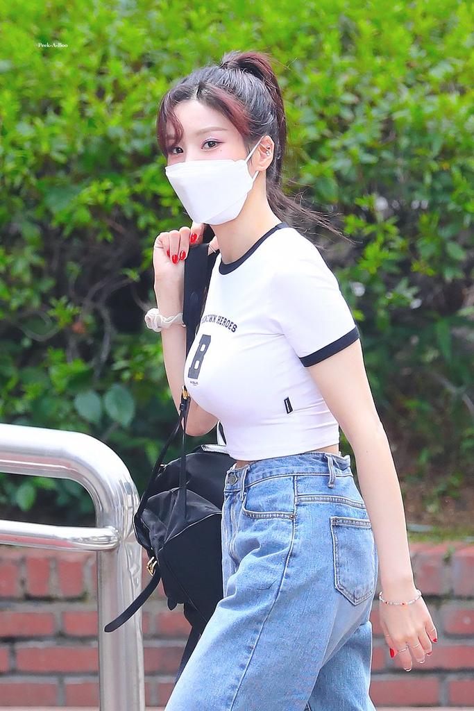 IZONE - Eunbi | Scrolller