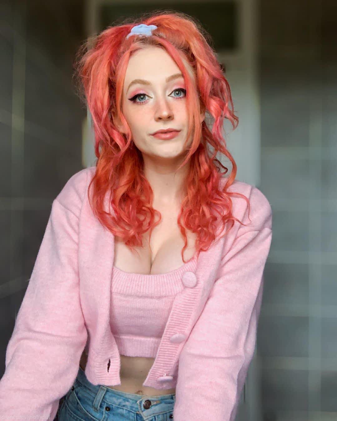 Janet Devlin | Scrolller
