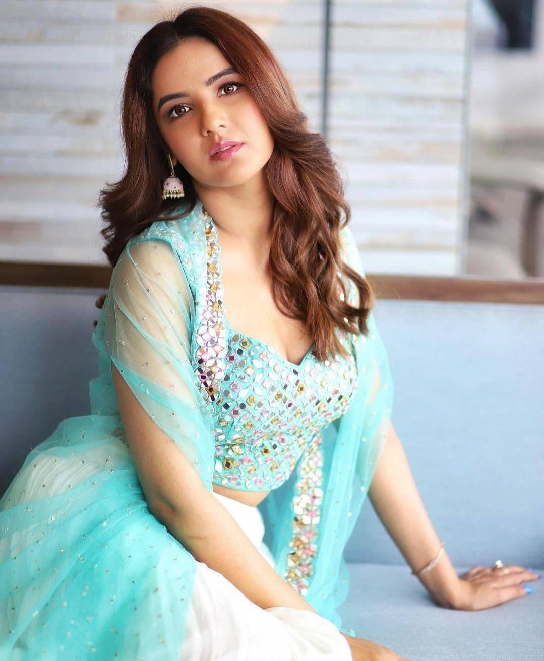 Jasmin bhasin. That subtle cleavage and her face is so tempting | Scrolller